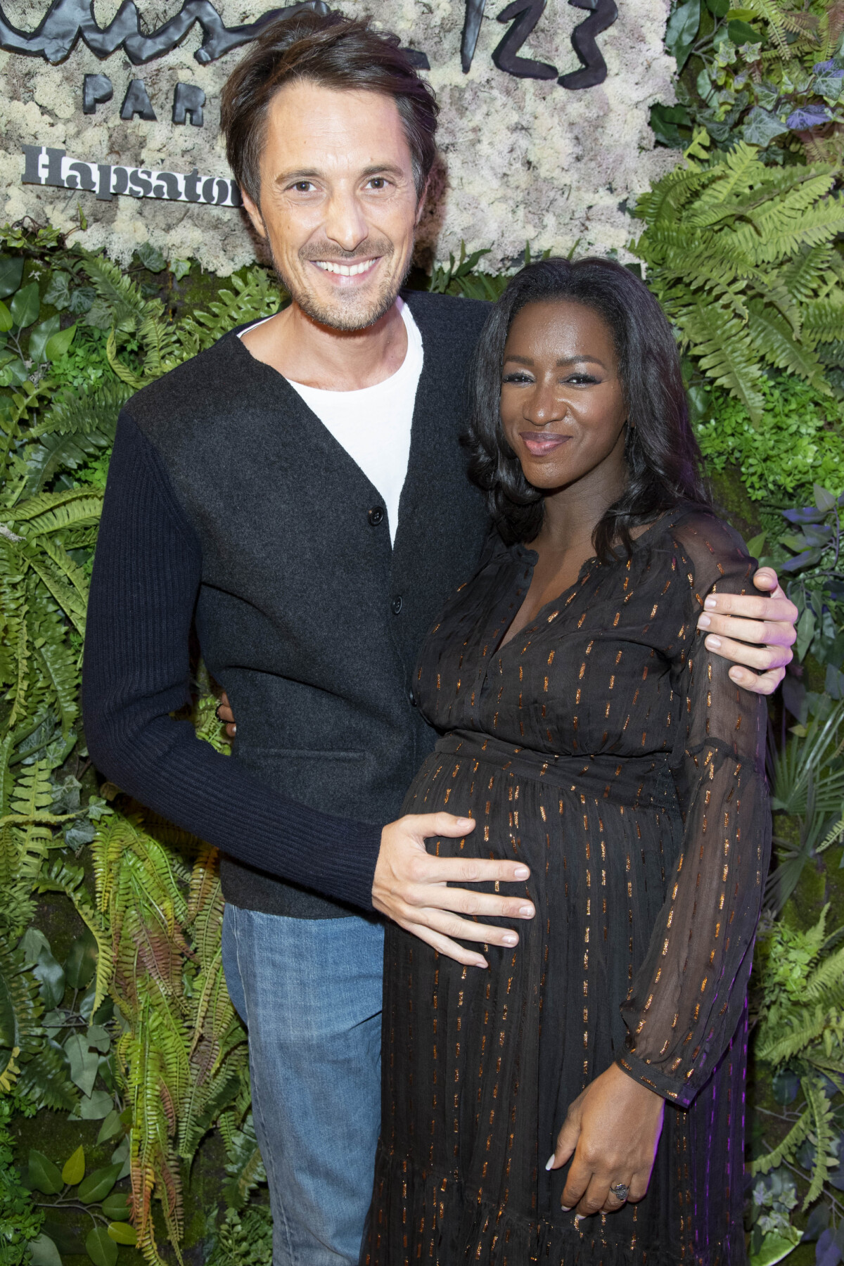Photo : Vincent Cerutti et sa compagne Hapsatou Sy (enceinte de son ...