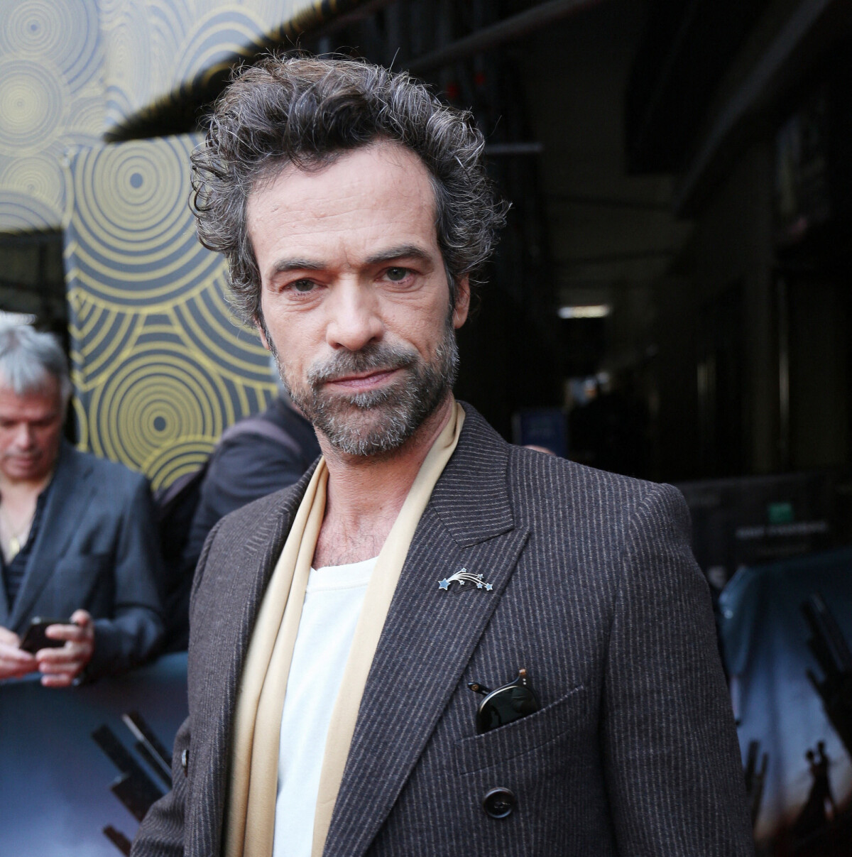 Vidéo : Romain Duris - Sortie de l'avant-première du film "Eiffel" au ...