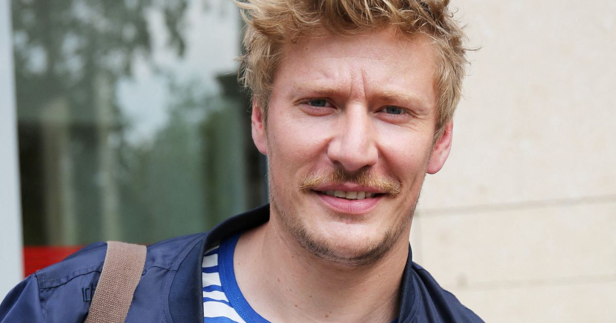 Gérémy Crédeville quitte les studios de RTL à Paris, France, le 10 juin ...