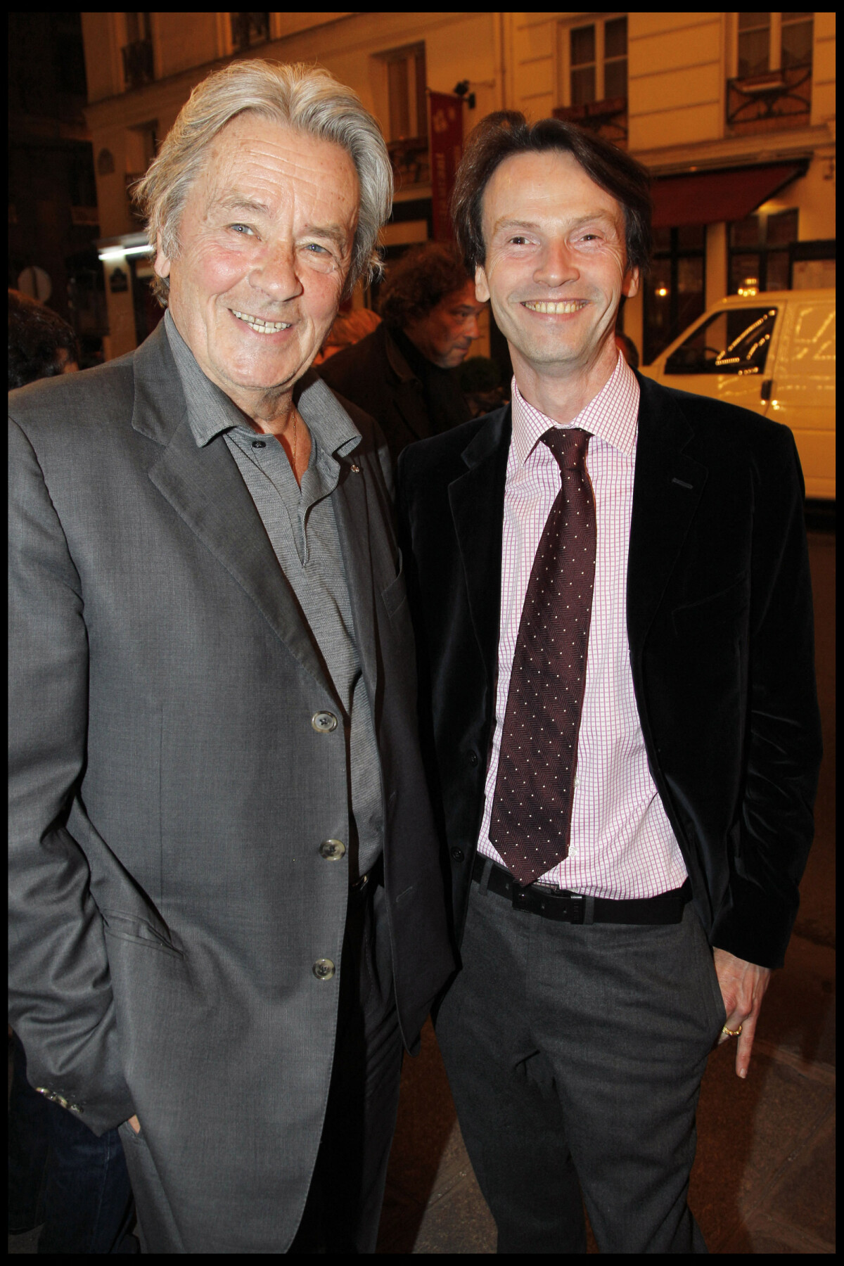 Photo : Alain Delon et Bruno Finck au Théâtre des Bouffes Parisiens ...