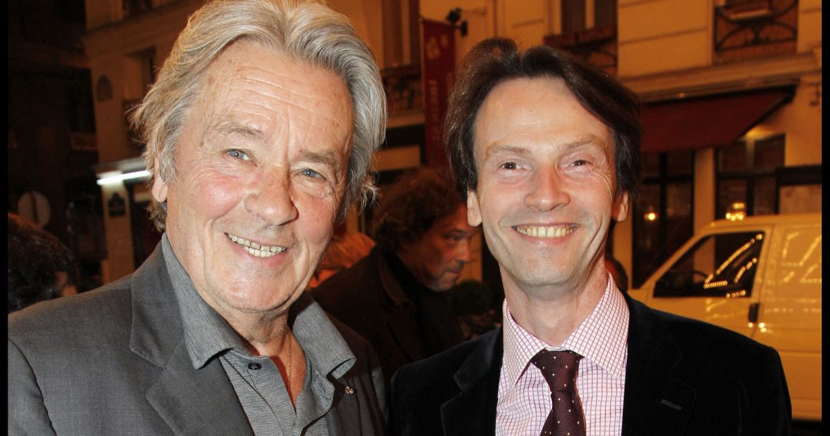Alain Delon et Bruno Finck au Théâtre des Bouffes Parisiens pour la ...