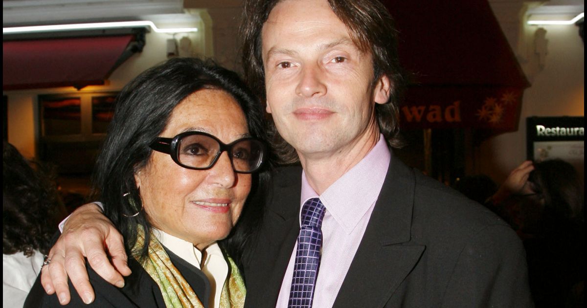 Nana Mouskouri et Bruno Finck au Théâtre des Bouffes parisiens lors d ...