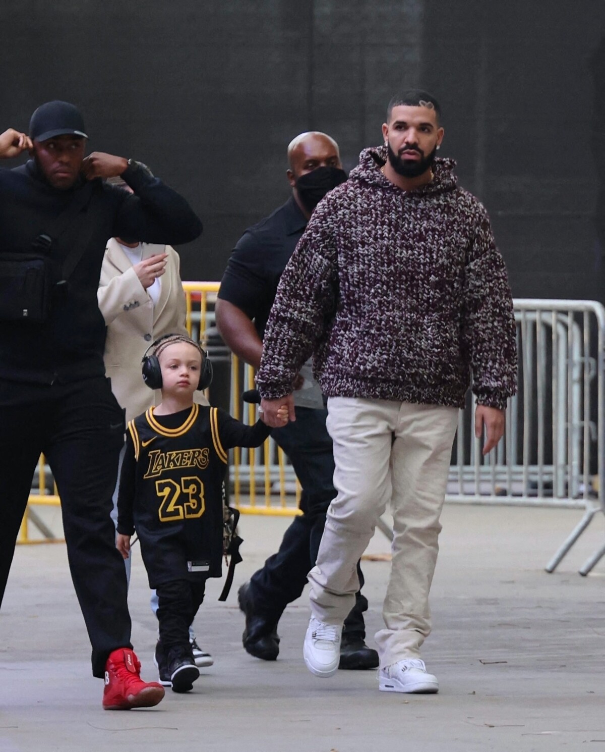 Photo : Drake et son fils Adonis à leur arrivée au Staples Center à Los ...