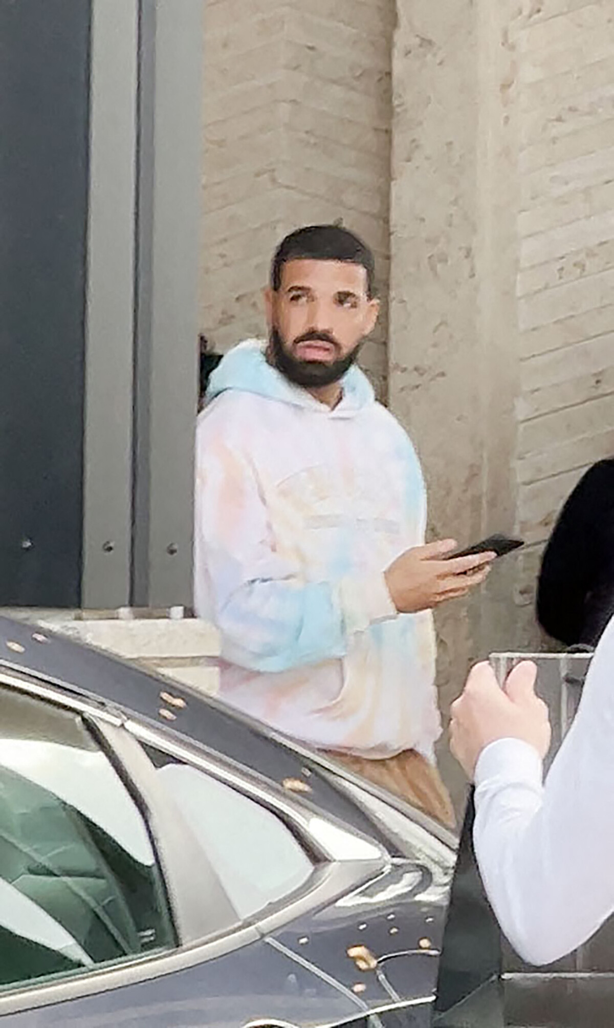 Photo : Le rappeur canadien Drake Graham à l'extérieur de son hôtel à ...