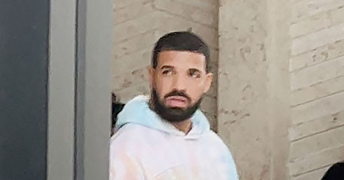 Le rappeur canadien Drake Graham à l'extérieur de son hôtel à Miami ...
