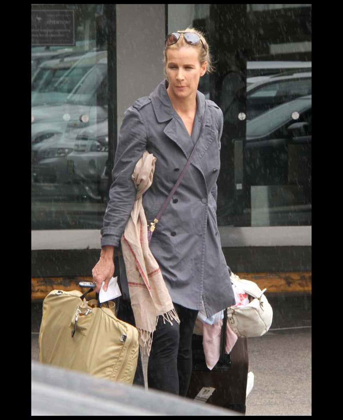 Photo : Rachel Griffiths, en famille, à son arrivée à l'aéroport de ...