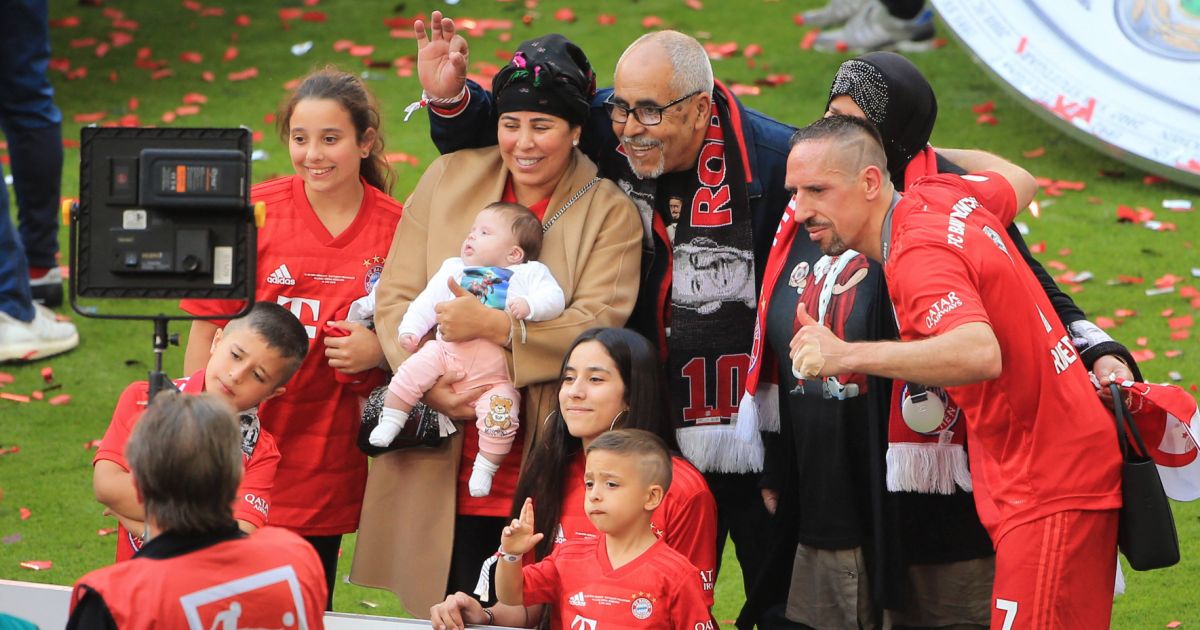 Franck Ribéry entouré de toute sa famille , sa femme Wahiba et de ses 5 ...