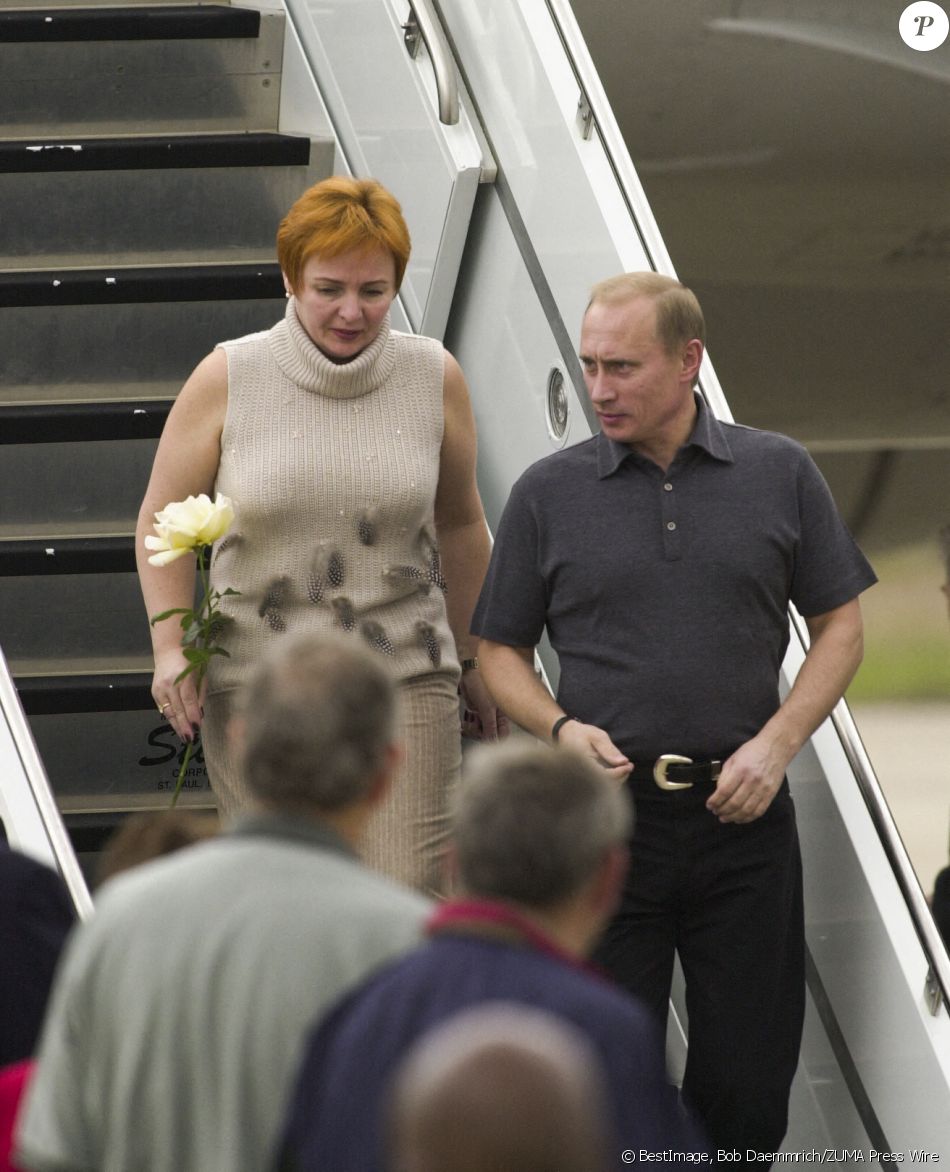 Vladimir Poutine et sa femme Lioudmila Poutina arrivant à l'aéroport de ...