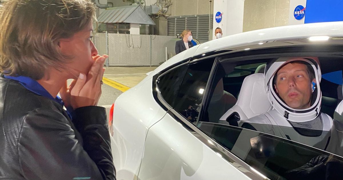 Anne Mottet, la compagne de Thomas Pesquet, lui dit au revoir avant une ...