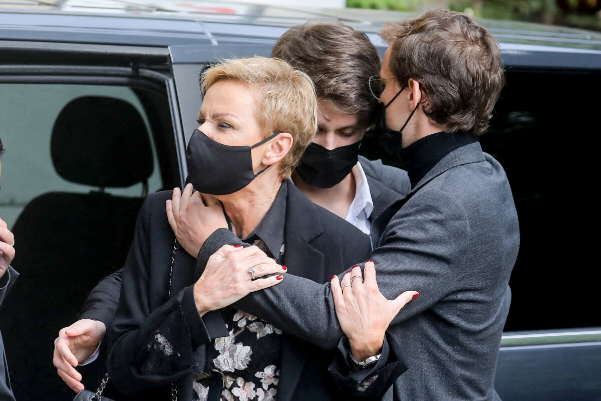 Photo : Karin Rénier et ses fils Jules et Oscar - Obsèques d'Yves ...