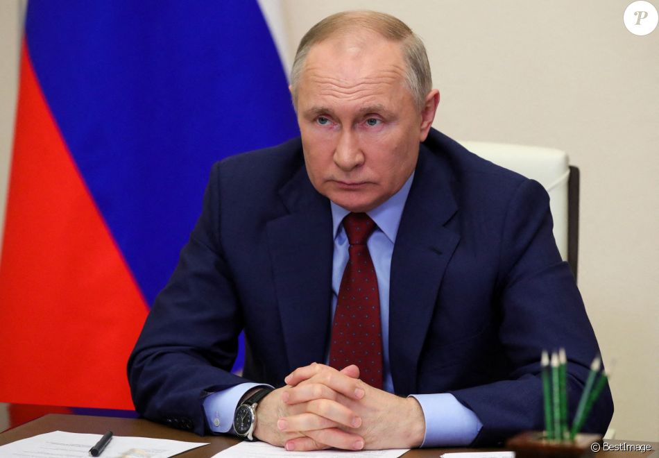 Le président russe Vladimir Poutine participe à une réunion par ...