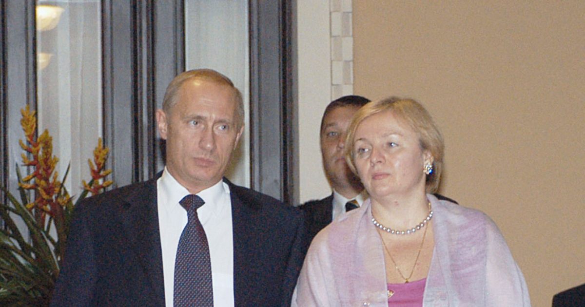Vladimir Poutine et son épouse de l'époque Lioudmila, à Bangkok en ...