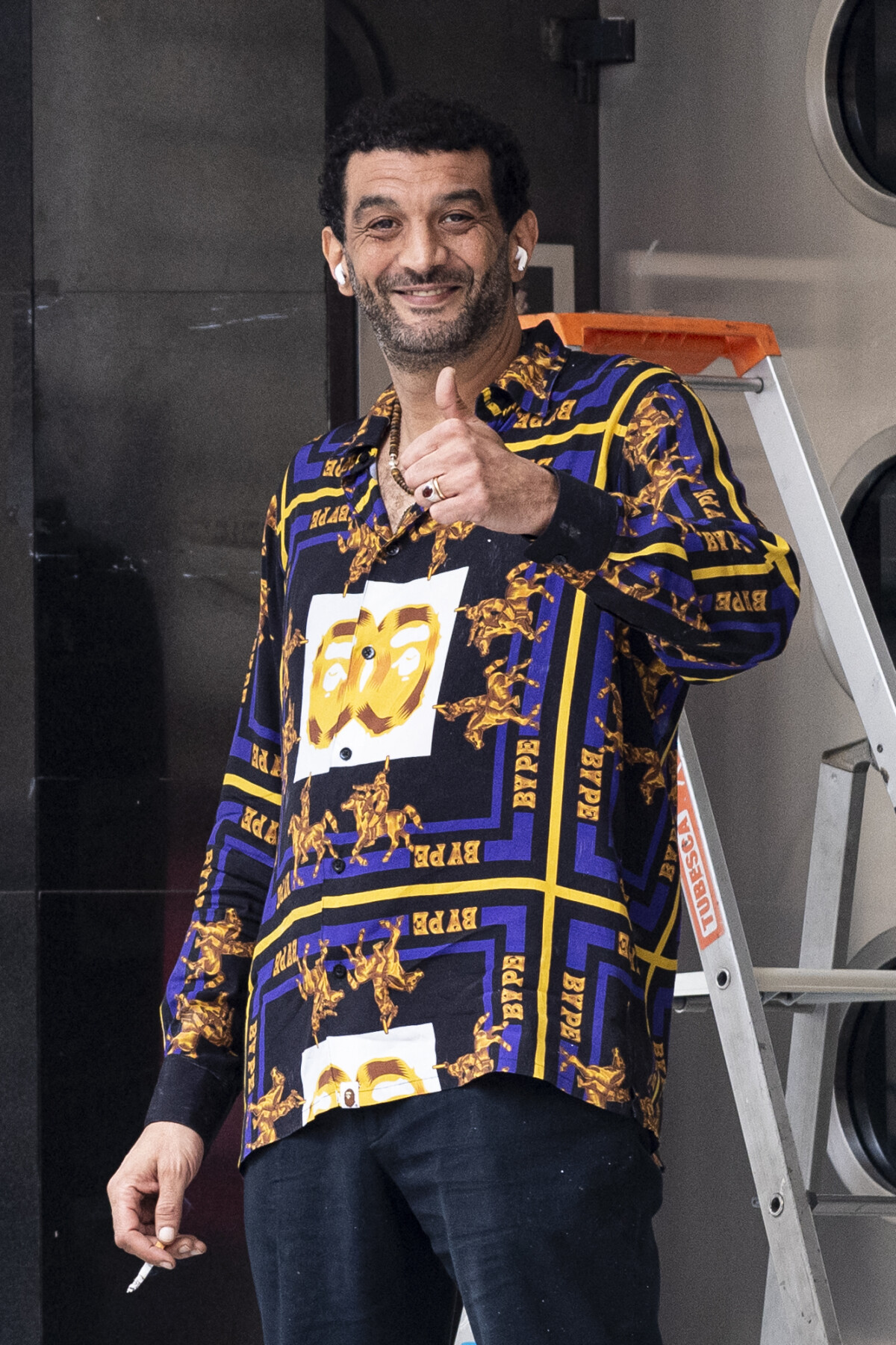 Photo : Exclusif - Ramzy Bedia est en tournage à Paris le 2 mars 2022 ...