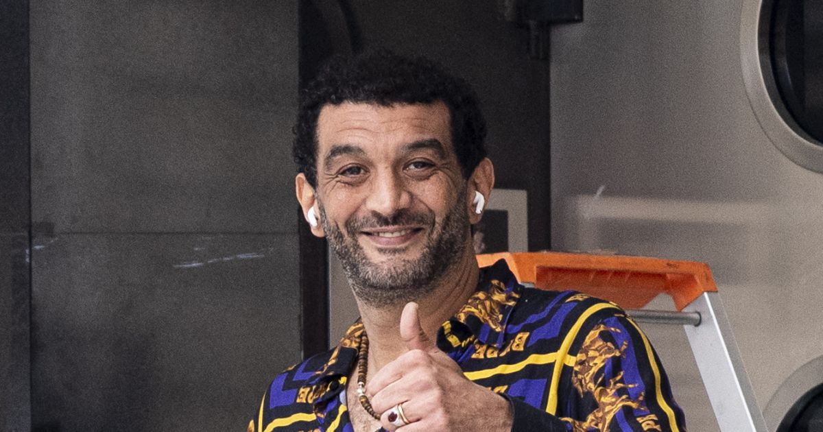 Exclusif - Ramzy Bedia est en tournage à Paris le 2 mars 2022. - Purepeople