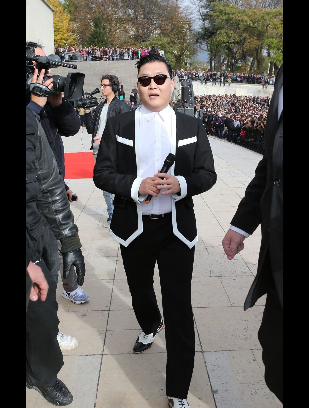 Photo : Le chanteur Psy s'est produit sur l'esplanade du Trocadéro à Paris devant plus de 20 000 ...