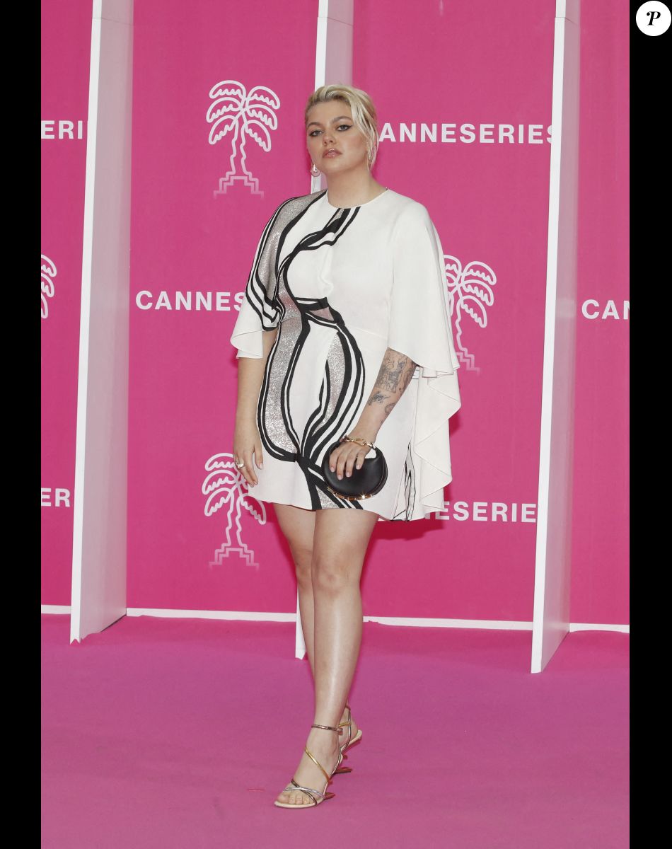 Louane : Look osé et transparent, soutien-gorge apparent... elle est ...