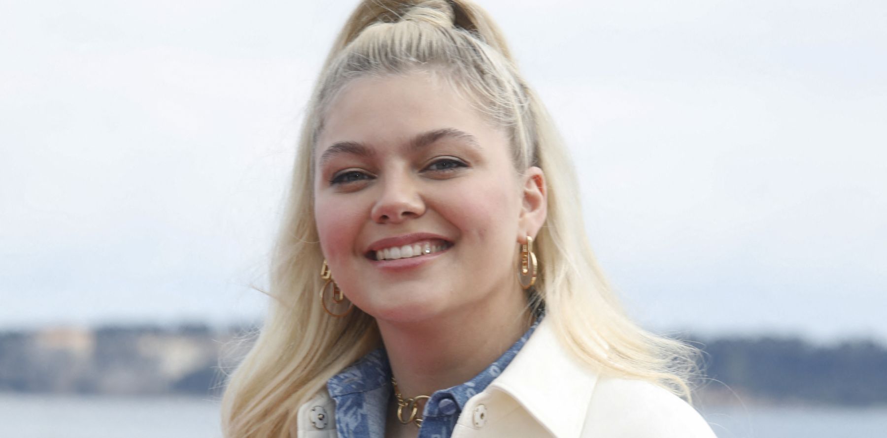Louane : Look osé et transparent, soutien-gorge apparent... elle est ...