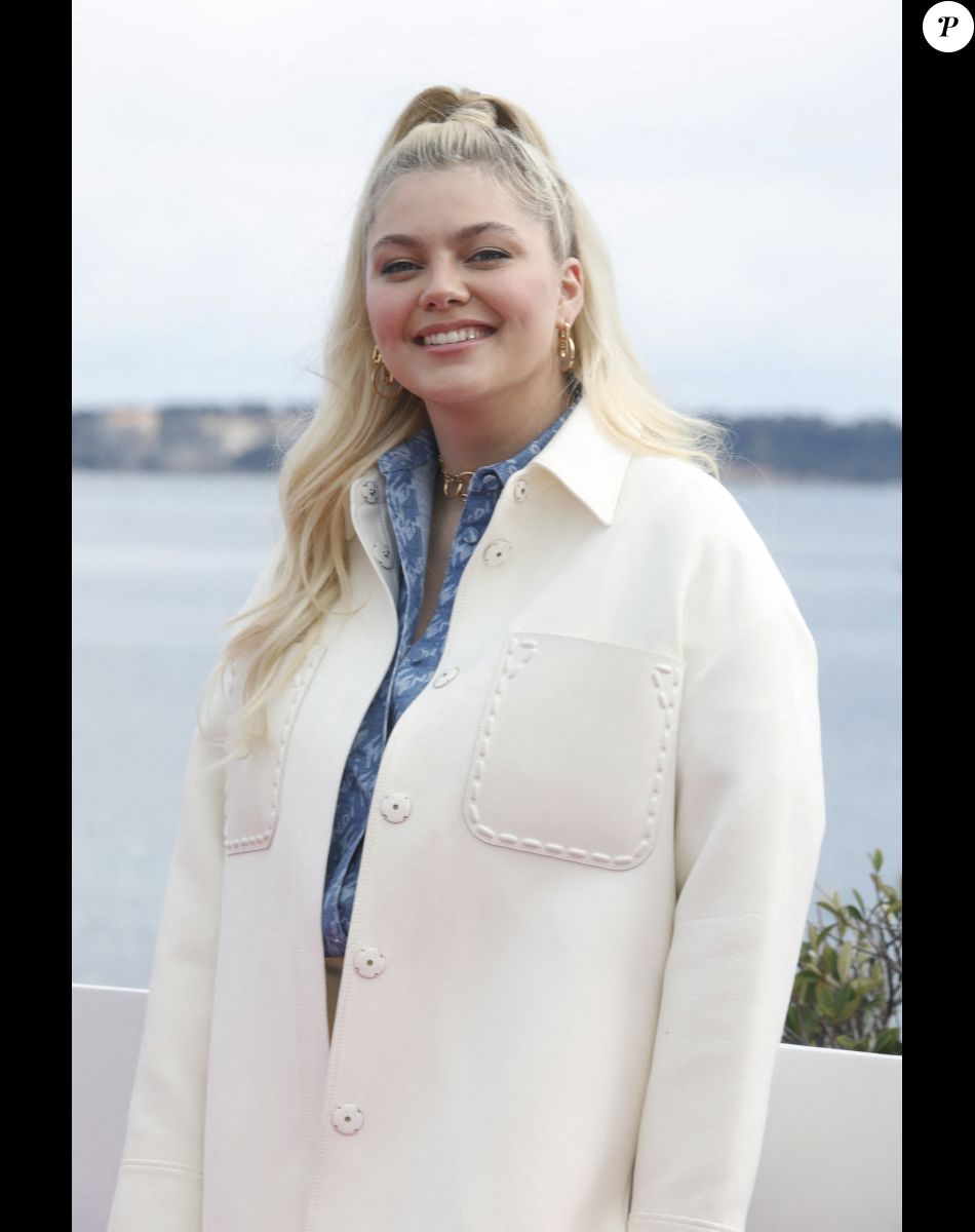Louane : Look osé et transparent, soutien-gorge apparent... elle est ...