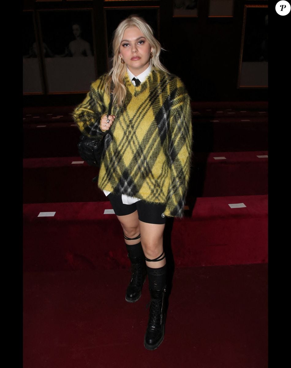 Louane : Look osé et transparent, soutien-gorge apparent... elle est ...