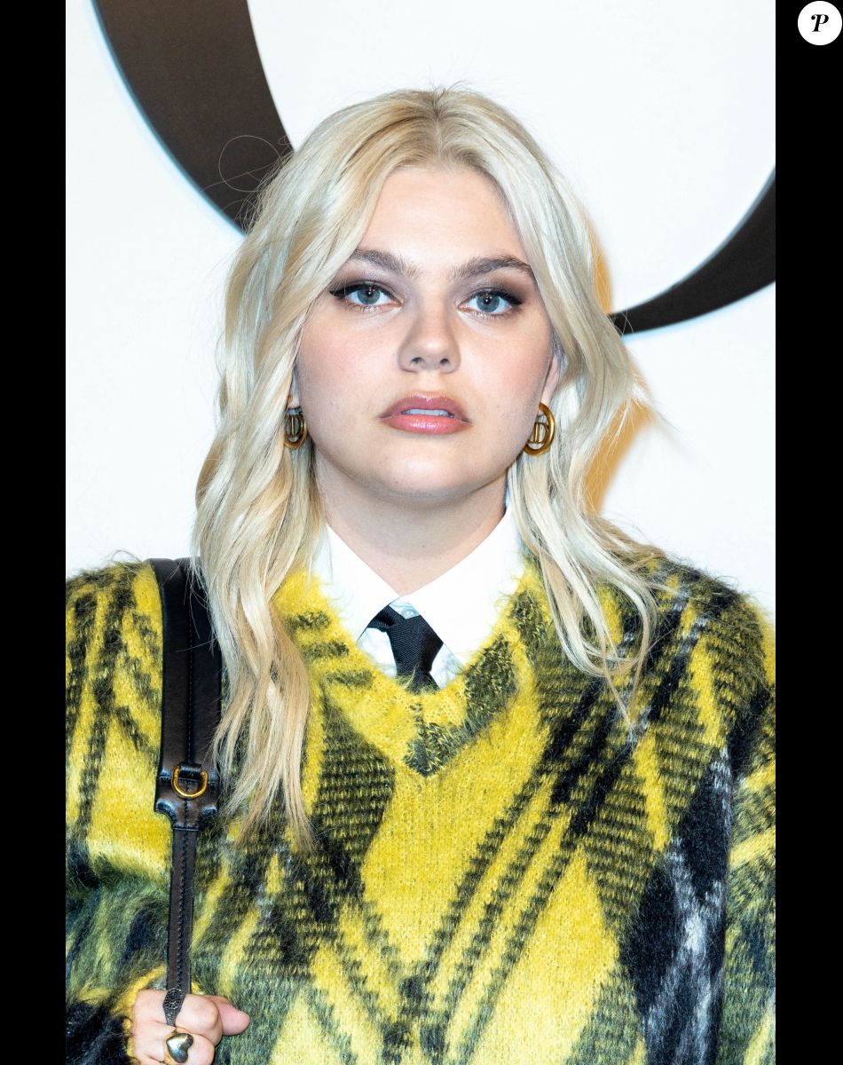 Louane : Look osé et transparent, soutien-gorge apparent... elle est ...