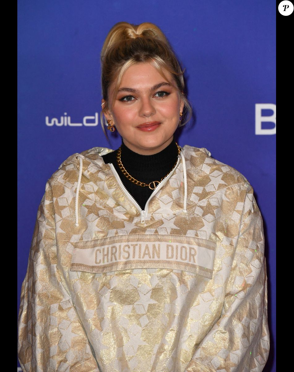 Louane : Look osé et transparent, soutien-gorge apparent... elle est ...