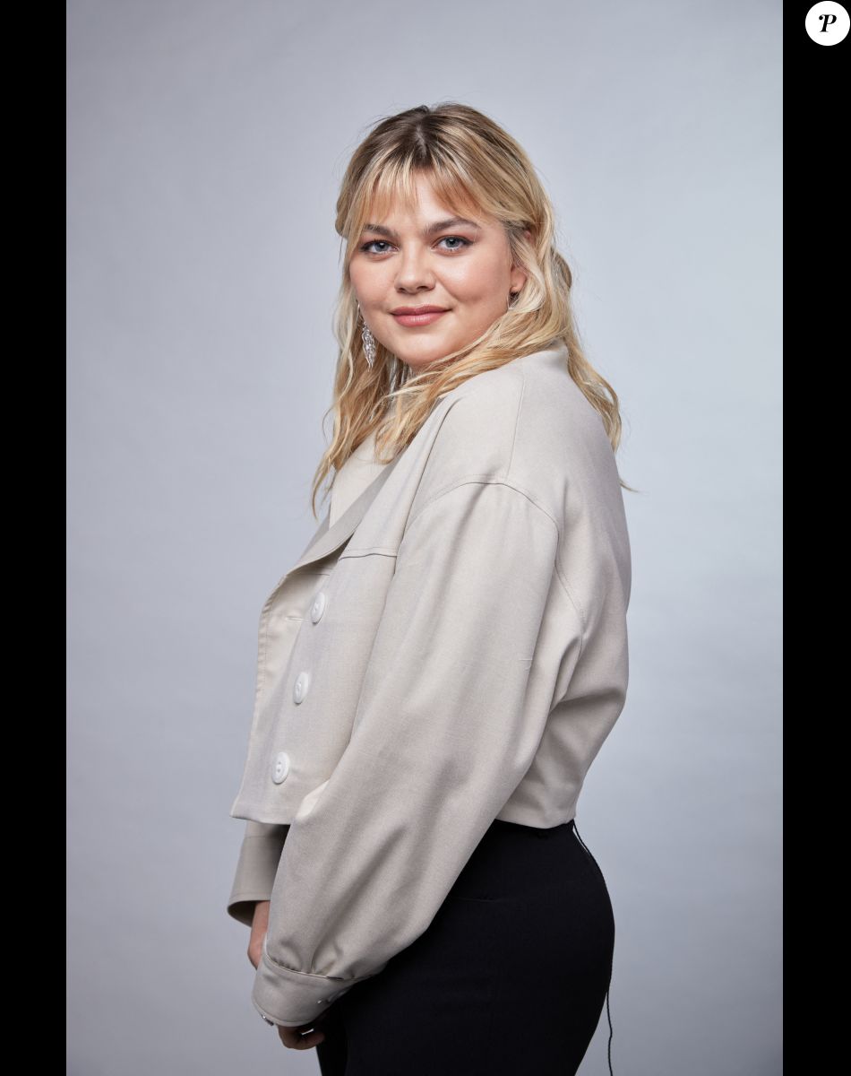 Louane : Look osé et transparent, soutien-gorge apparent... elle est ...