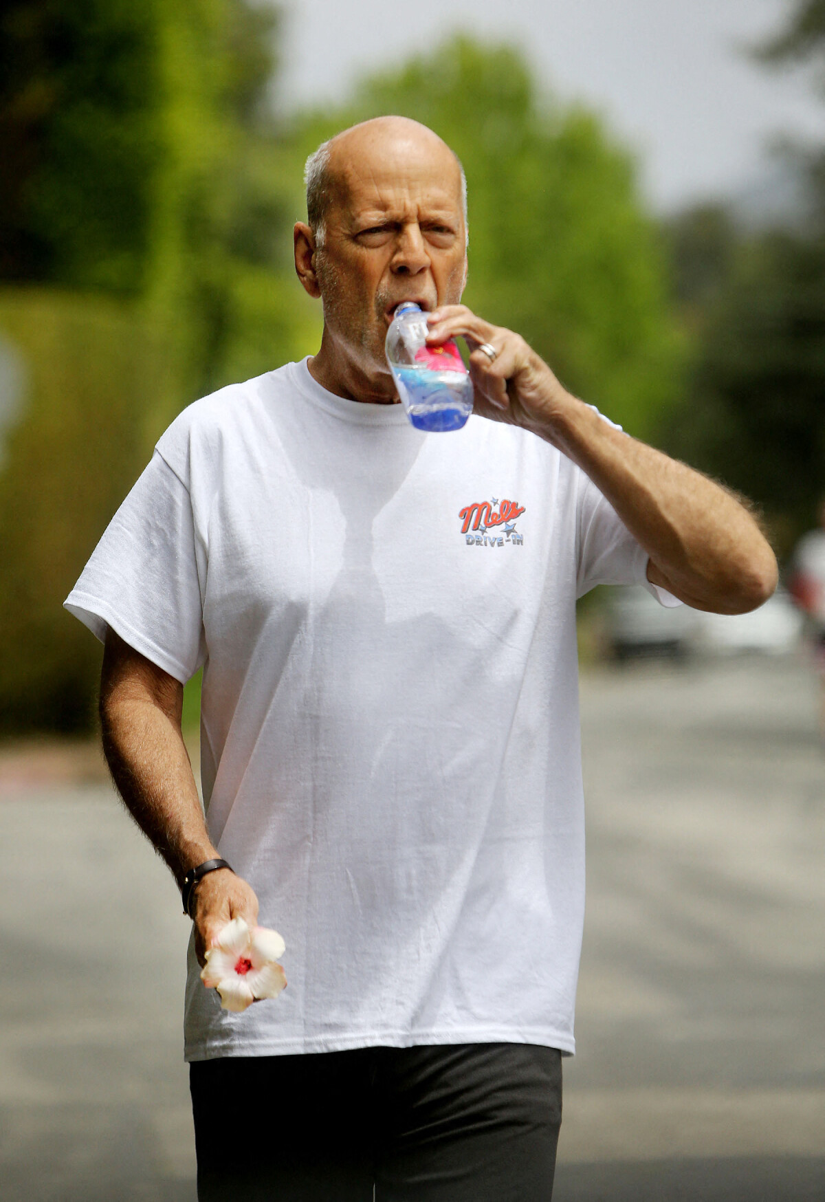 Photo : Bruce Willis en train de faire de l'exercice avec un coach à ...