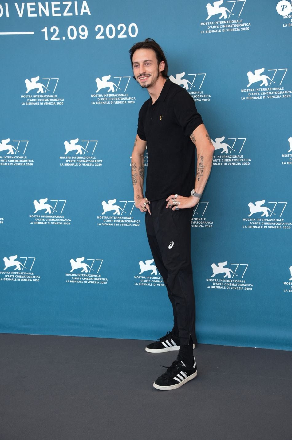 Roméo Elvis - Photocall du film Mandibules lors de la 77ème édition du ...