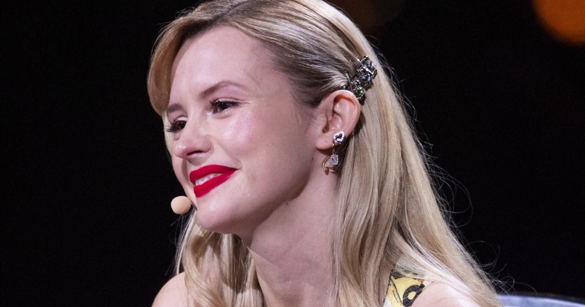 La chanteuse Angele - Enregistrement de l'émission La Chanson secrète ...