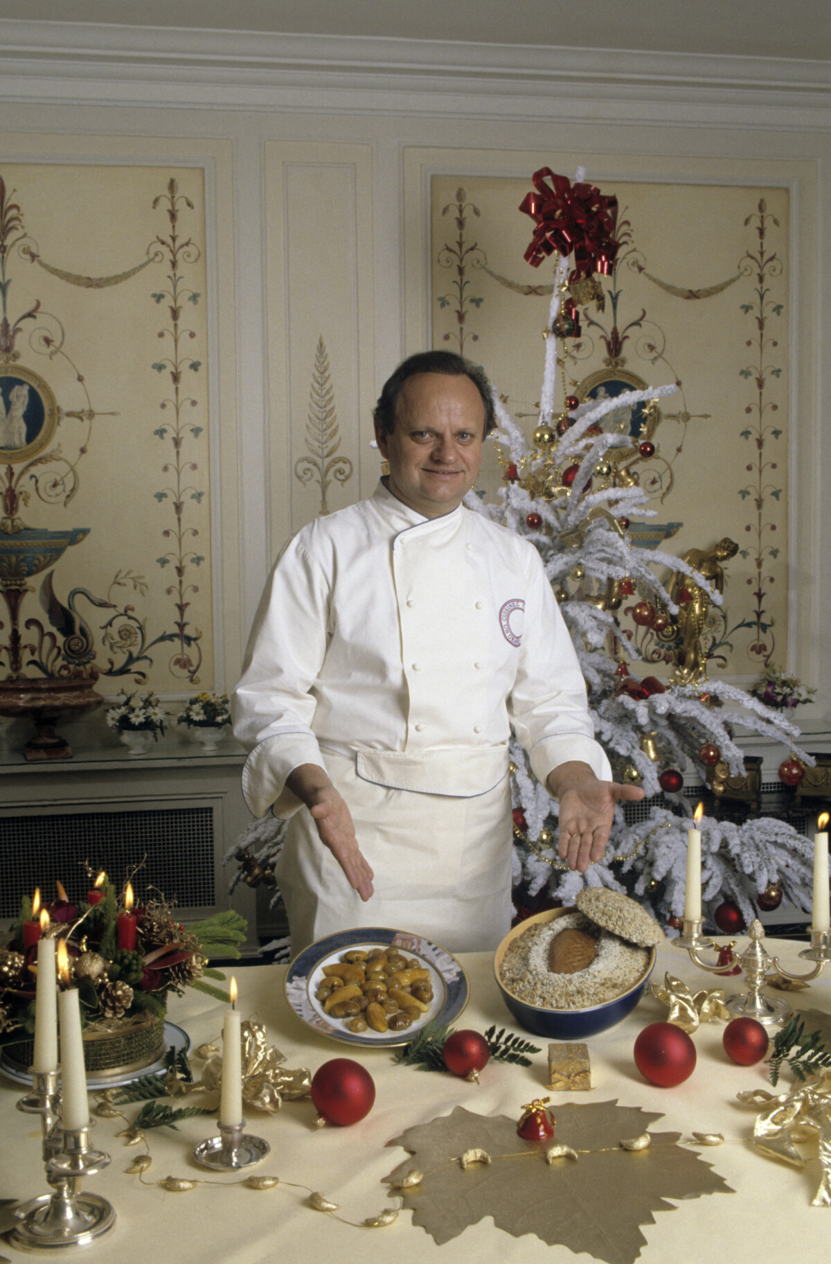 Photo : En France, à Paris, portrait de Joël ROBUCHON dans une salle de ...