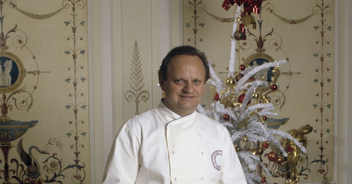 En France, à Paris, portrait de Joël ROBUCHON dans une salle de ...