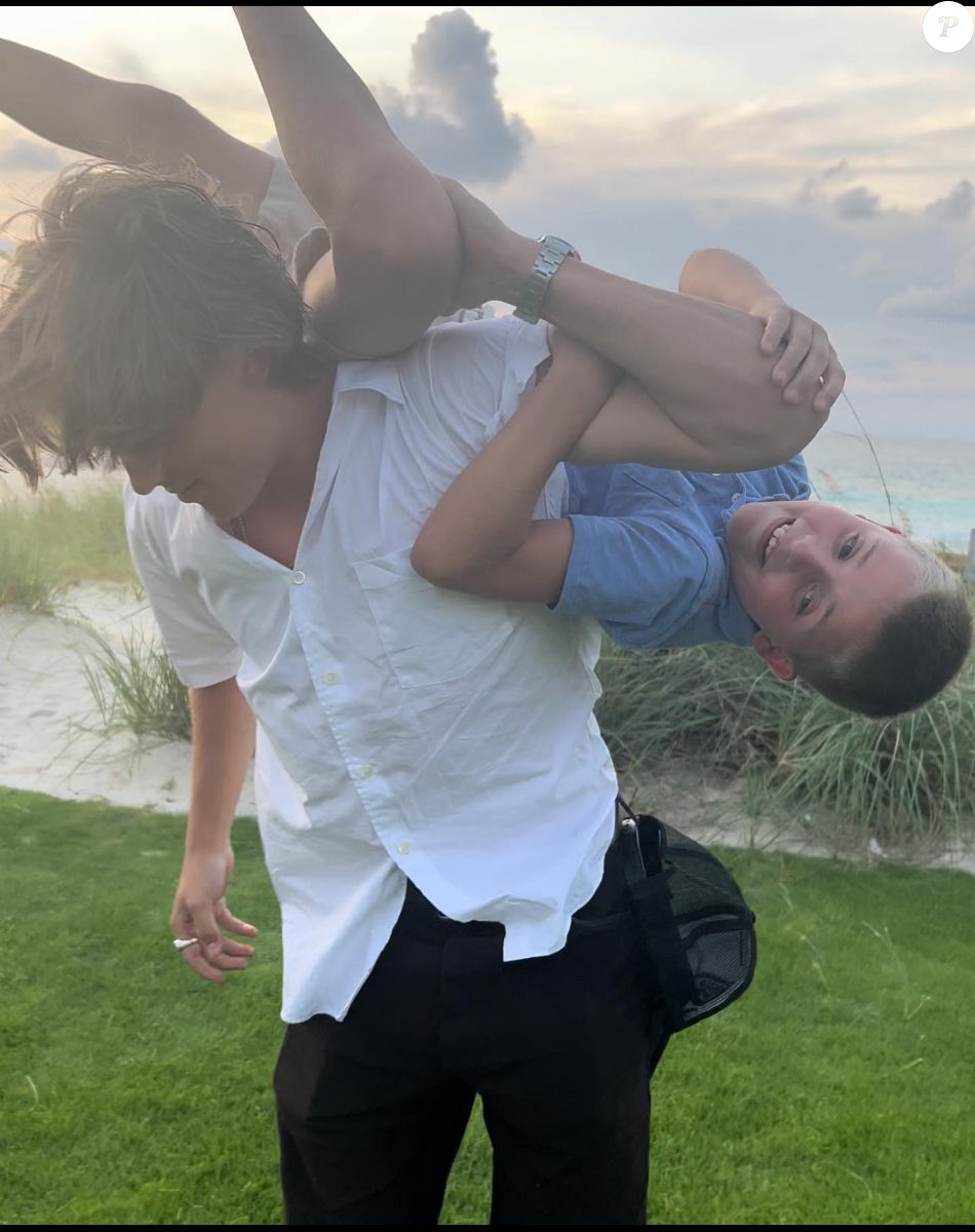 Reese Witherspoon Adorable Câlin Avec Son Immense Fils Deacon Qui