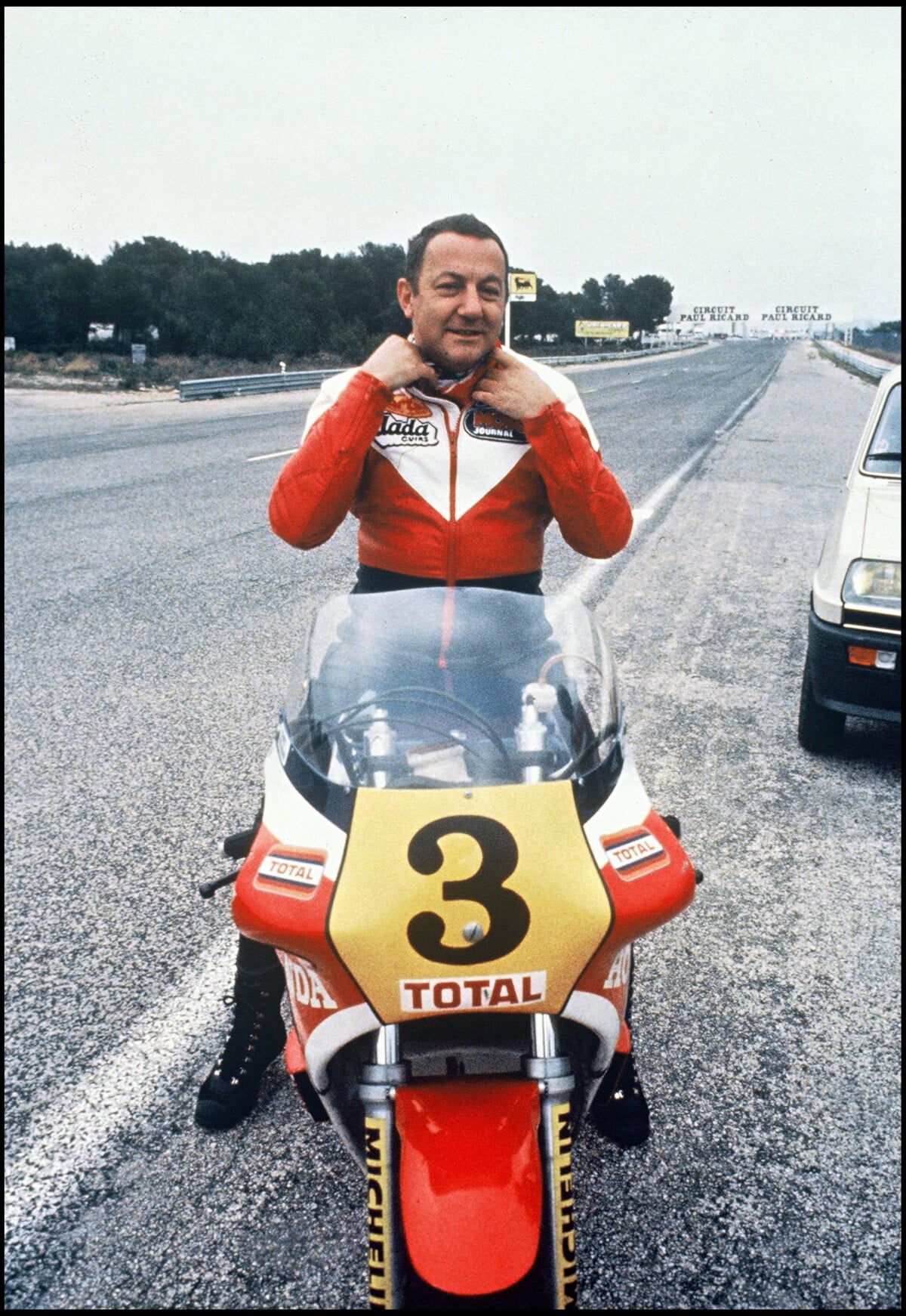 Photo : Coluche et sa moto de course - photo d'archive - Purepeople