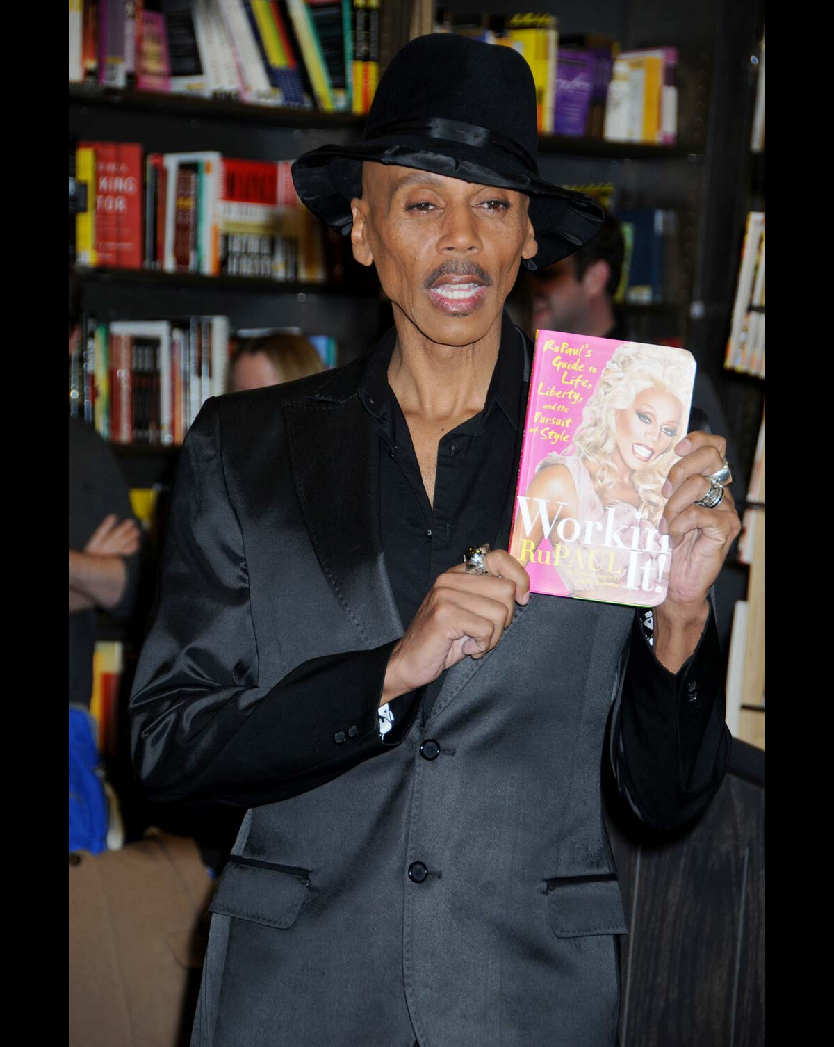 Photo : RuPaul dédicace son nouveau livre à New York, le 5 février 2010 ...