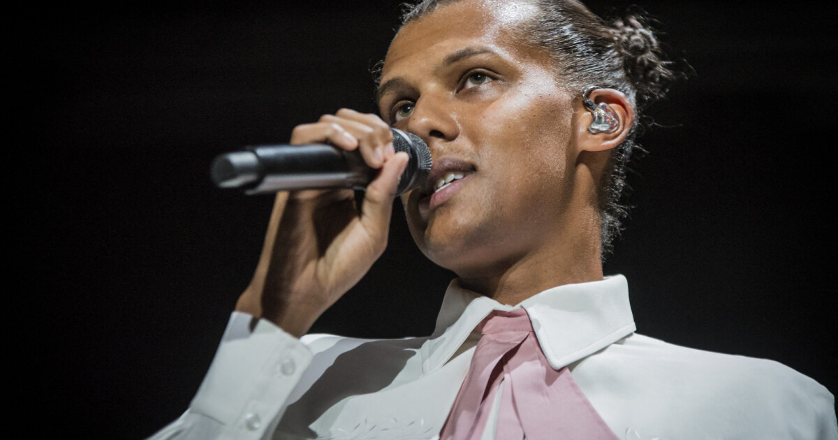Stromae papa : coupe au bol et look impeccable, son fils de 3 ans a ...
