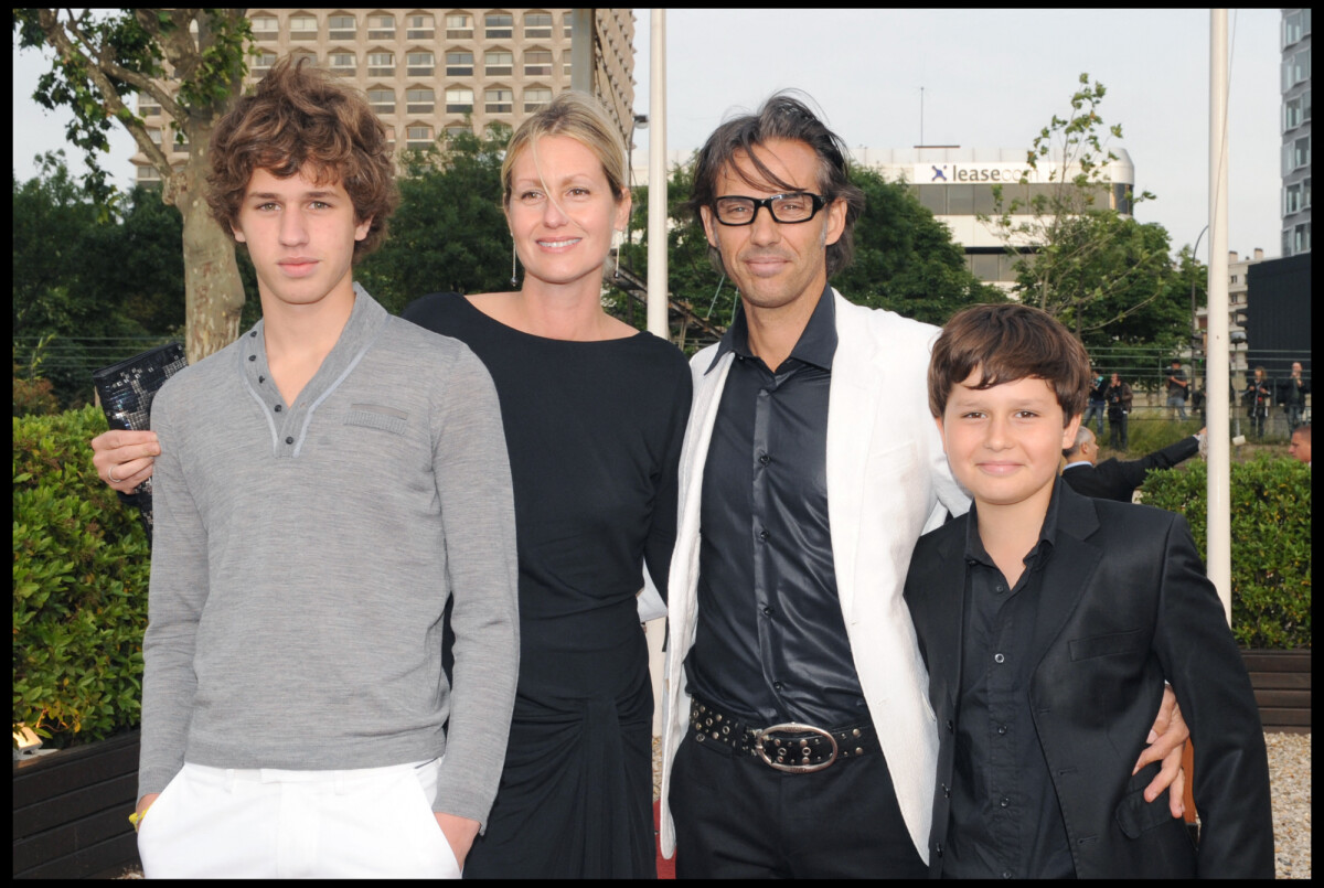 Photo : Exclusif : Luana et Paul Belmondo avec leurs fils Victor et Giacomo à Paris en 2010 ...