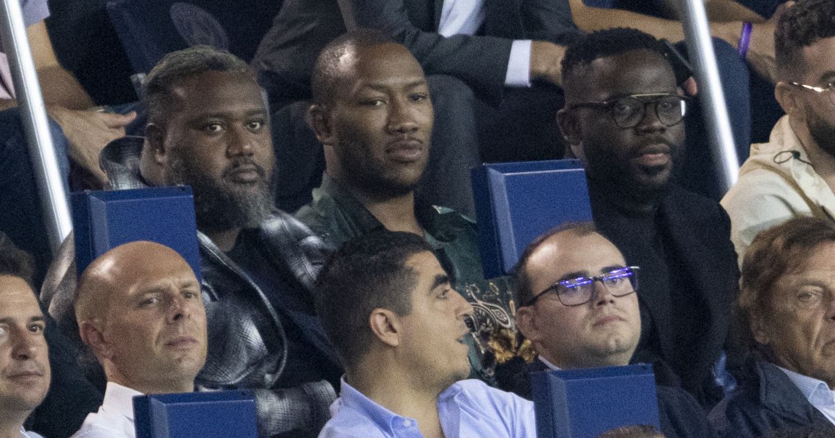 Mokobe du groupe 113 - People assistent au match aller de la Ligue des ...