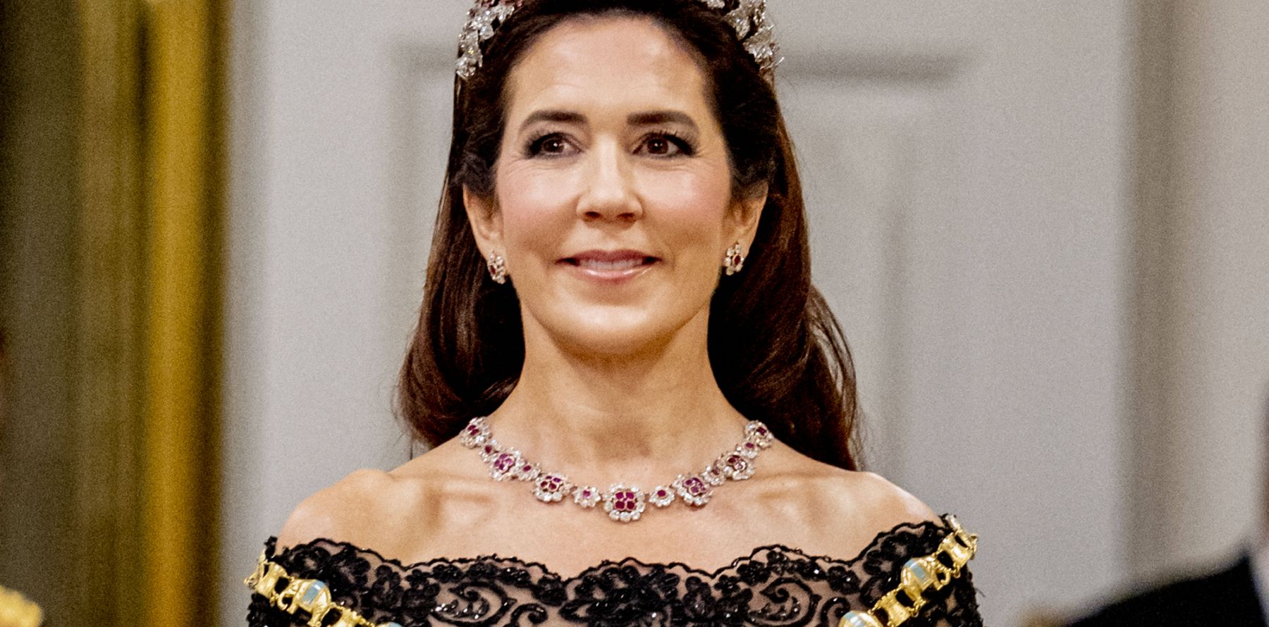 Mary de Danemark : Epaules dénudées pour le Jubilé de Margrethe II, elle illumine le tapis rouge ...