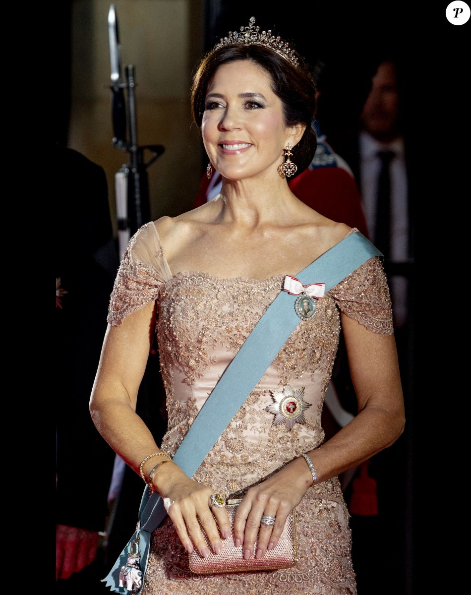 Mary de Danemark : Epaules dénudées pour le Jubilé de Margrethe II ...