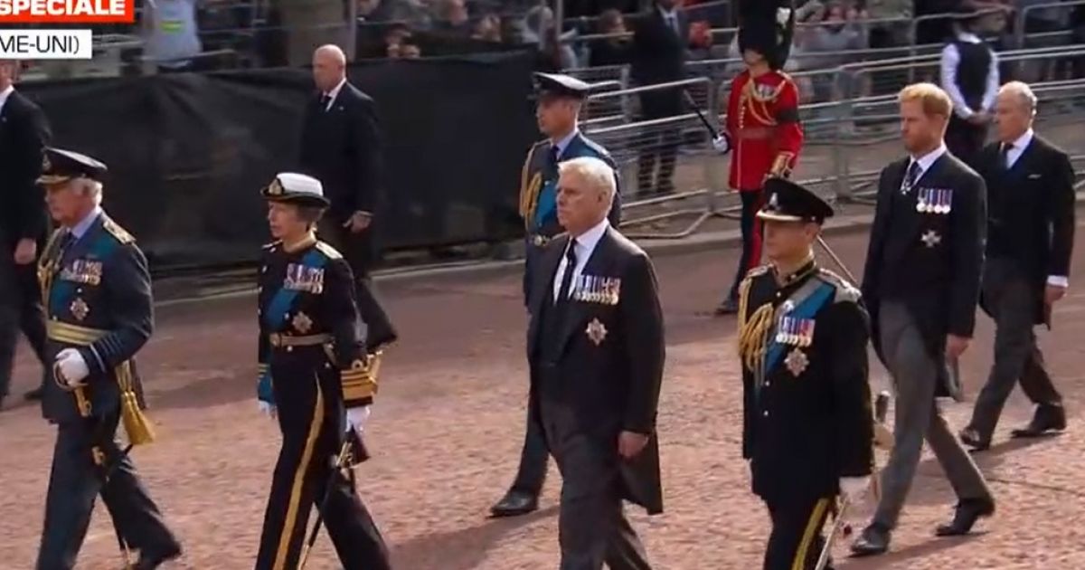 La famille royale dans une procession pour Elizabeth II. - Purepeople