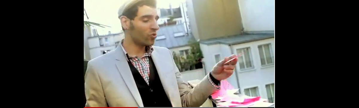Photo : Pierre Suppa lit ses post-ils dans son clip PS Je TM - Purepeople