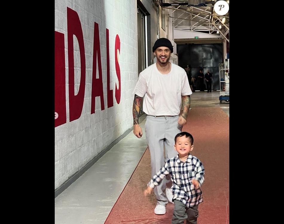 Billy Crawford soutenu par sa femme Coleen et leur fils Amari dans les ...