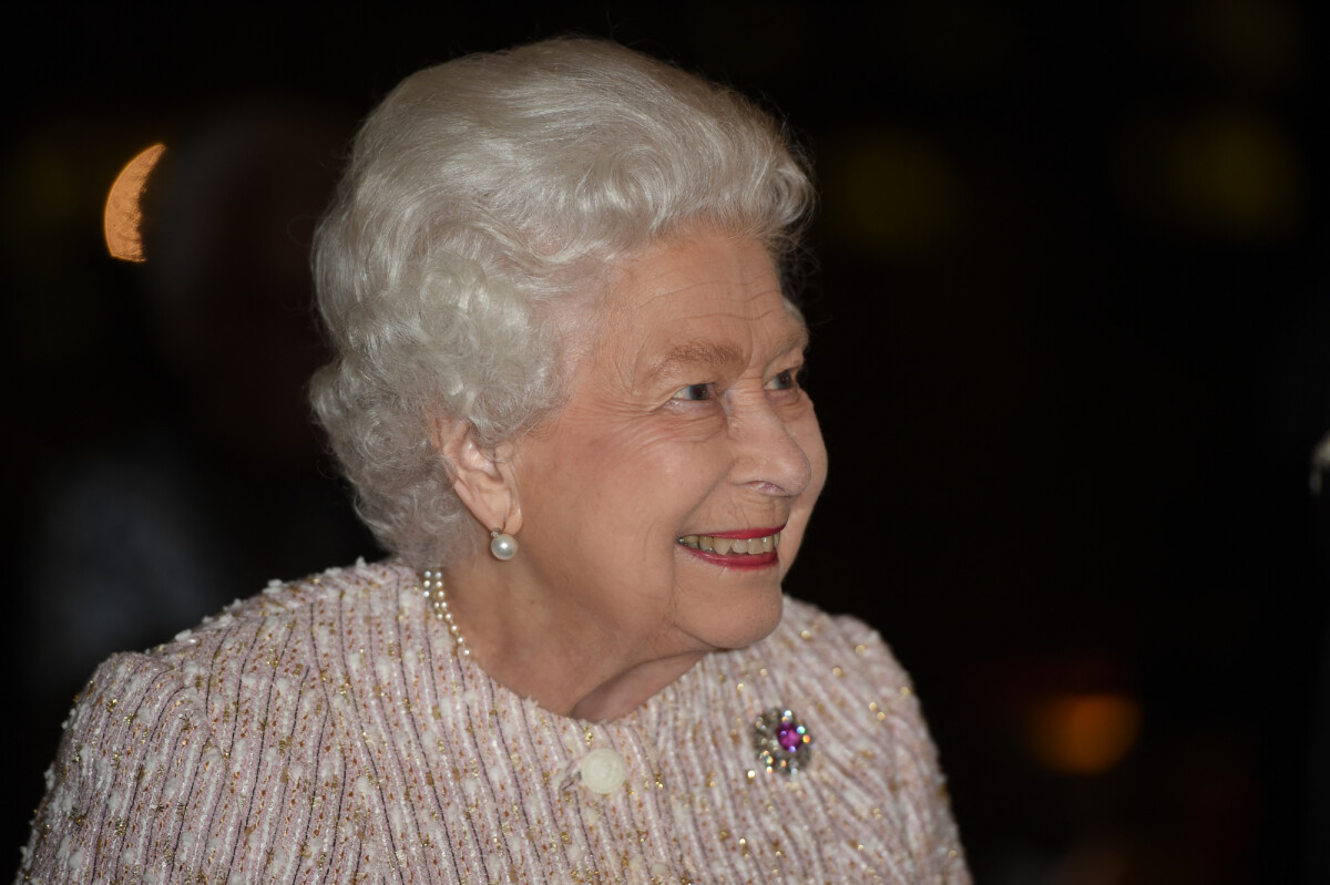 Photo : La reine Elisabeth II d'Angleterre lors de la remise de prix ...