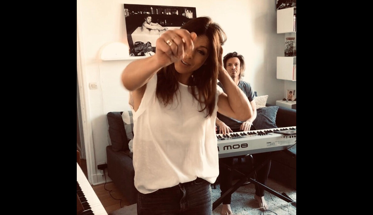 Photo : Rose et Romain Berro en studio. Instagram. Le 9 avril 2020 ...