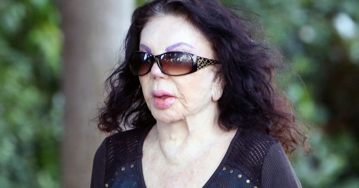 Exclusif - Jackie Stallone, 97 ans, la mère de Sylvester, promène son ...