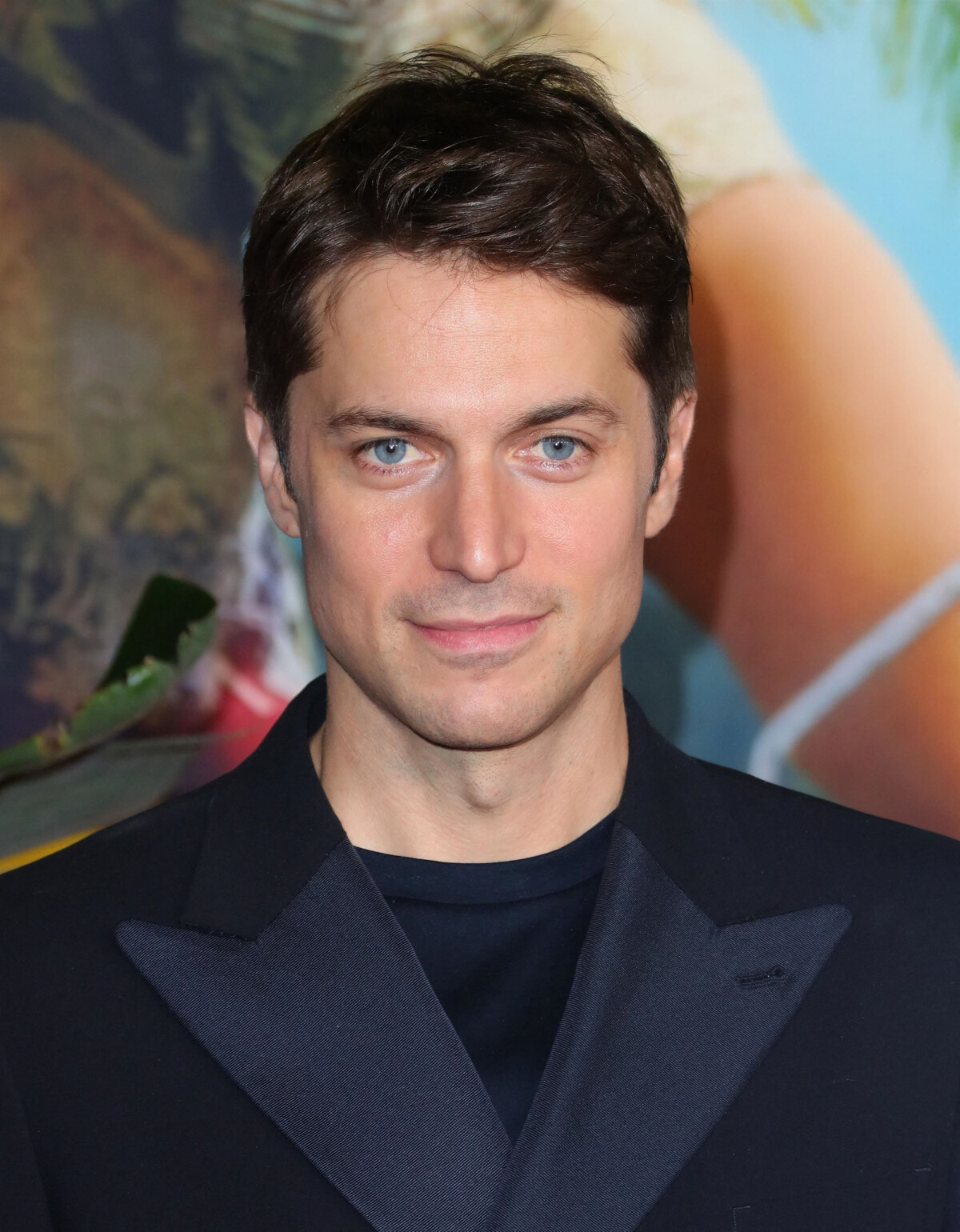 Photo : Lucas Bravo - Première du film "Ticket To Paradise" à Los ...