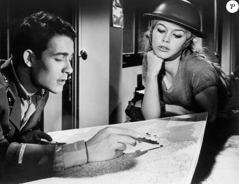Jacques Charrier et Brigitte Bardot, dans le film ''Babette s'en va-t ...