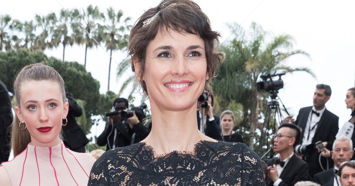 Églantine Éméyé - Montée des marches du film Yomeddine lors du 71e ...