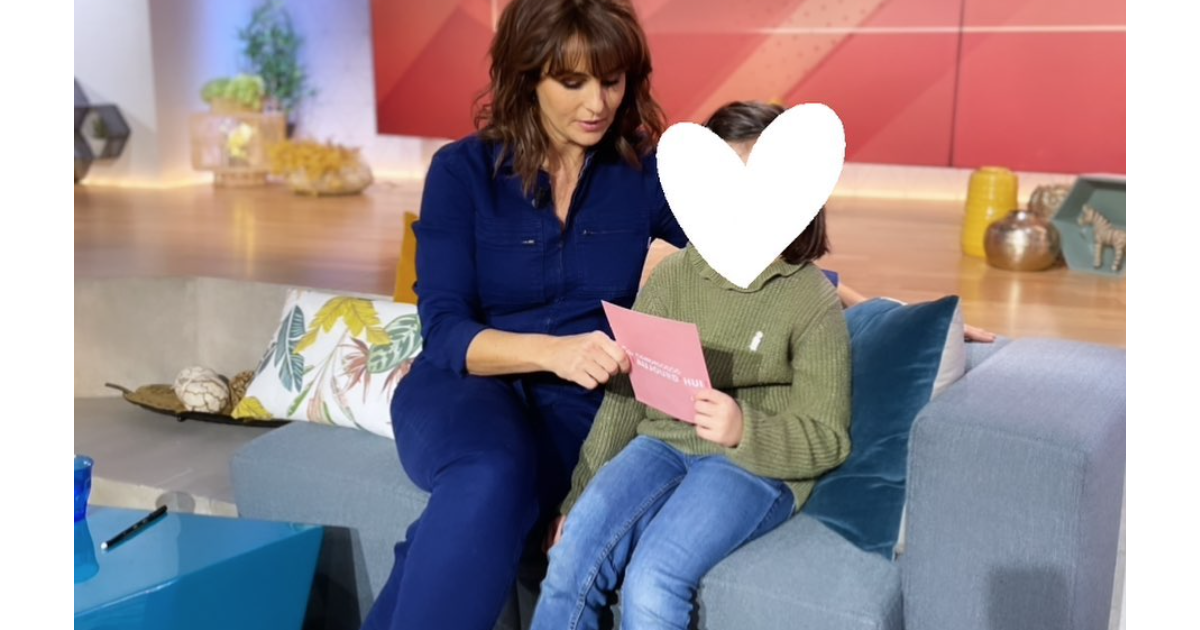 Faustine Bollaert et sa fille sur le plateau de l'émission Ça commence ...