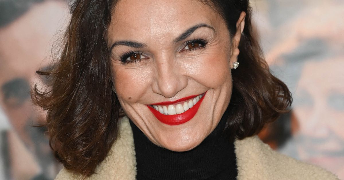 Nadia Farès à la première du film Reste Un Peu au cinéma UGC Ciné Cité ...